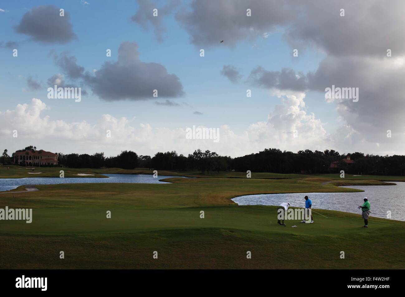 Trinity, Florida, USA. 26th Dec, 2014. A group of friends enjoy a round ...