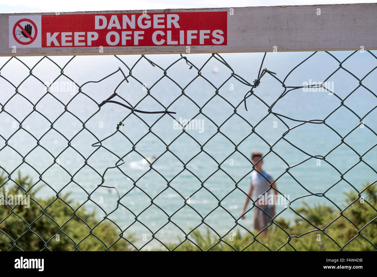 Caution falling cliffs warning sign hi-res stock photography and images ...