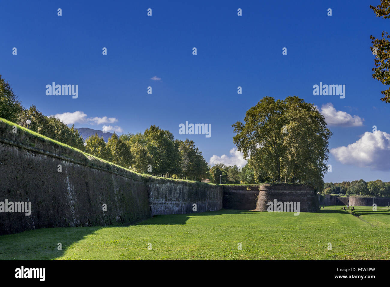 The city wall of Lucca, Tuscany, Italy, Europe Stock Photo - Alamy