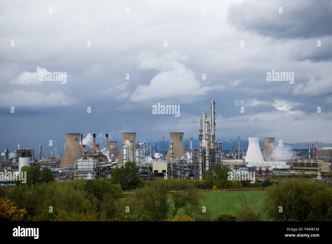 Grangemouth refinery in scotland hi-res stock photography and images ...