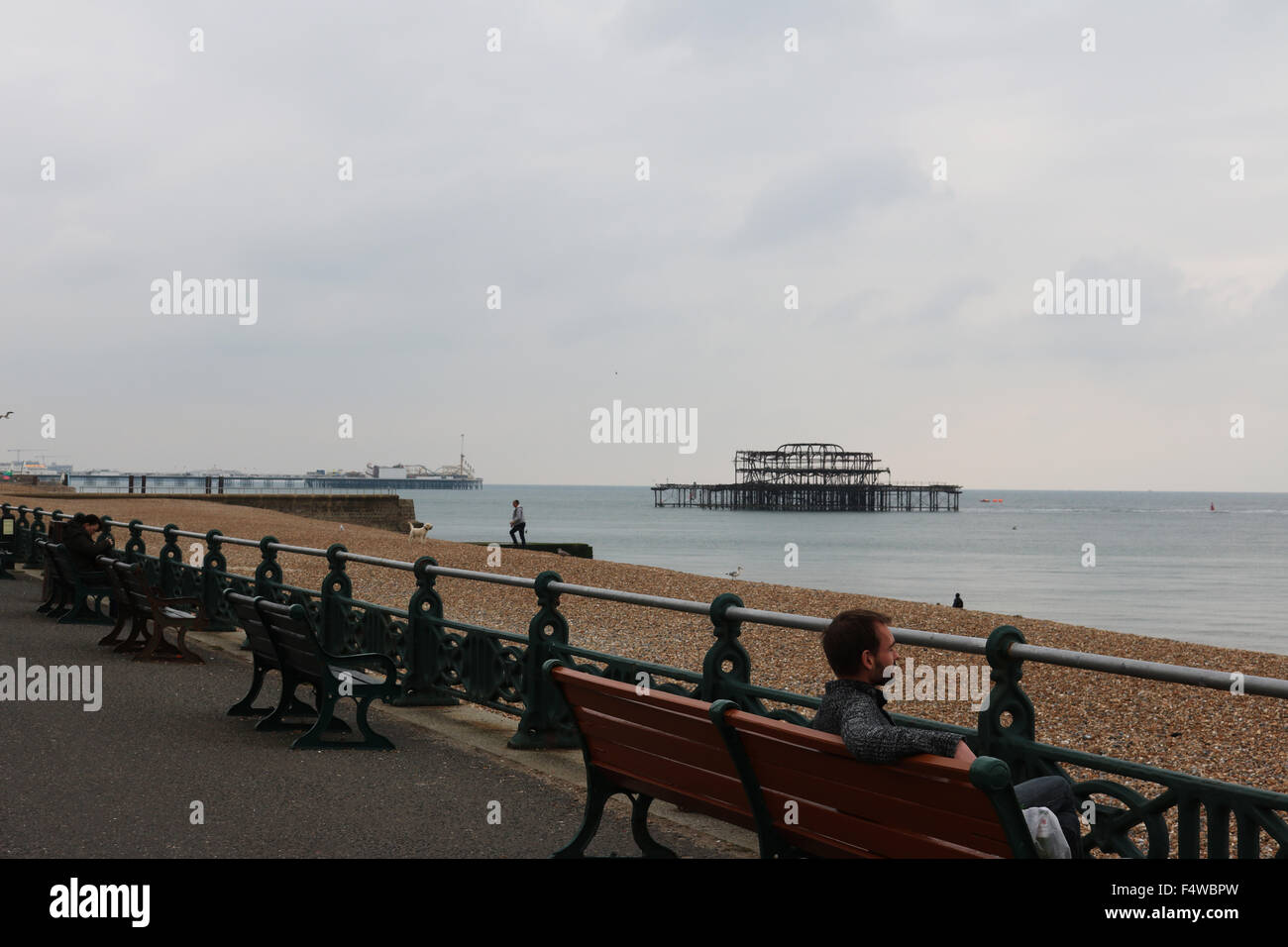 Old man looking out to sea hi-res stock photography and images - Alamy