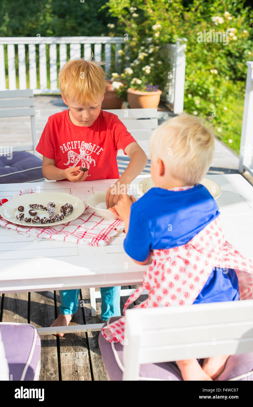 Two boys yard hi-res stock photography and images - Alamy