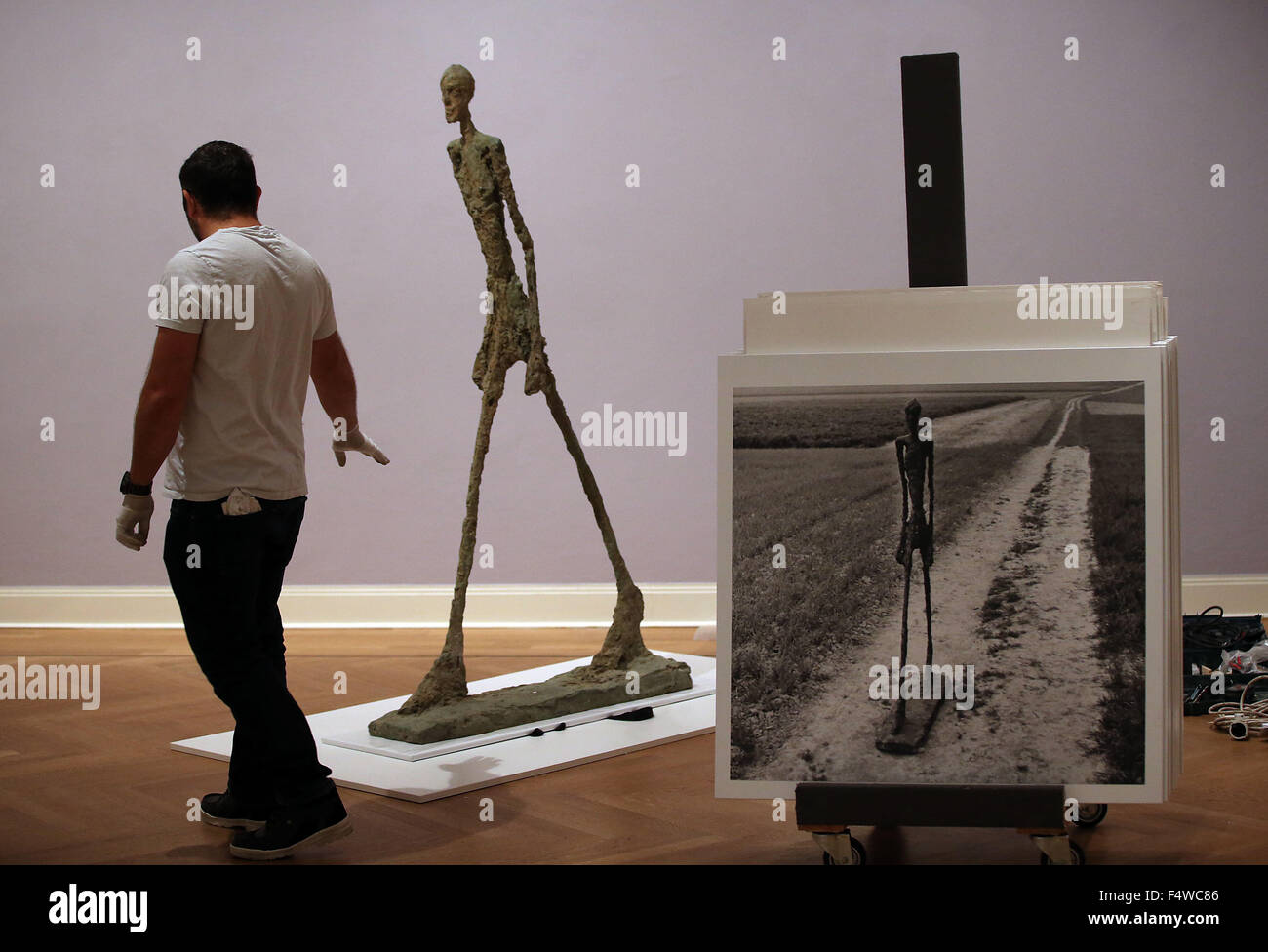 Schreitender mann hi-res stock photography and images - Alamy