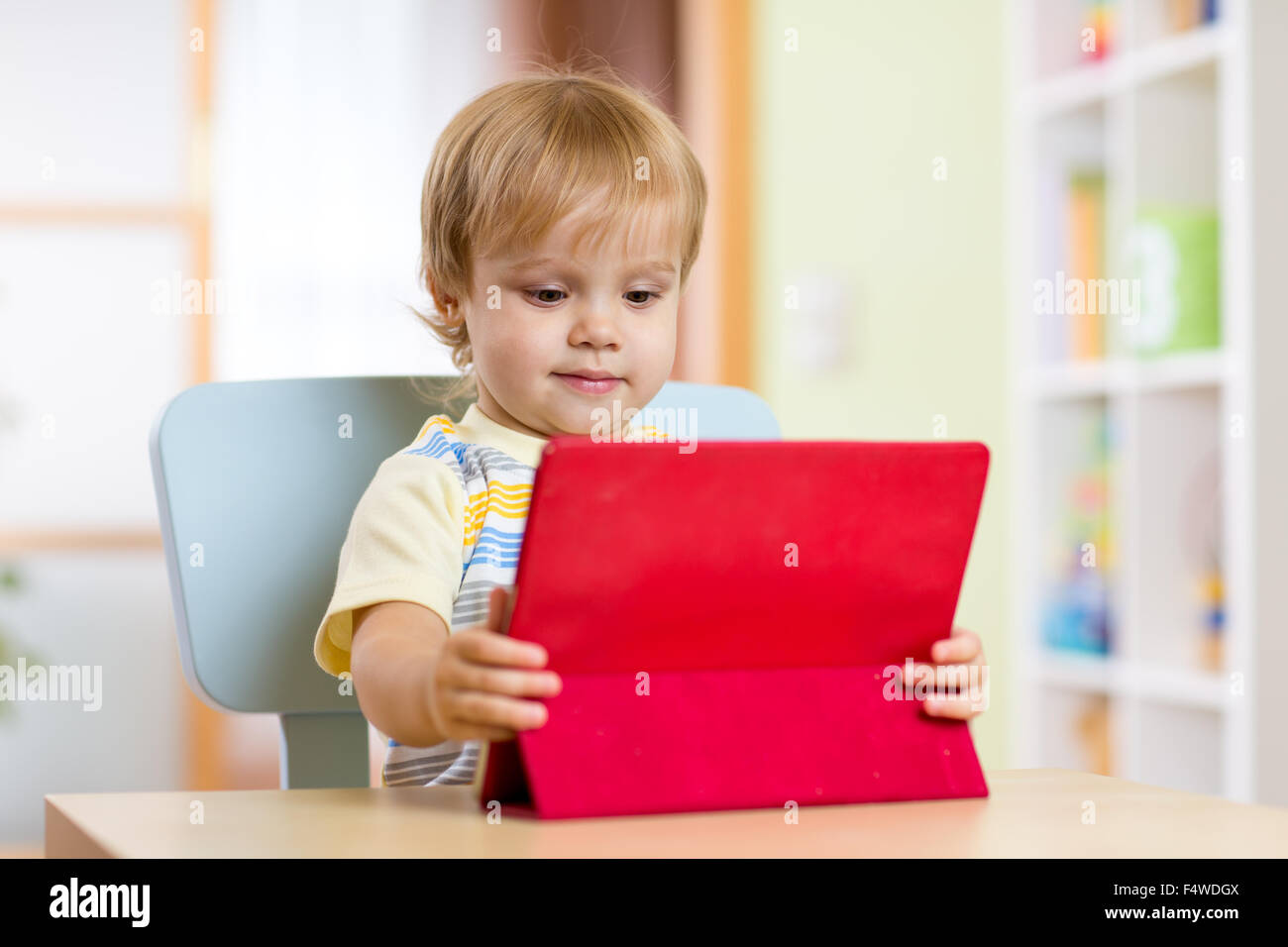 Child and computer and school hi-res stock photography and images - Alamy
