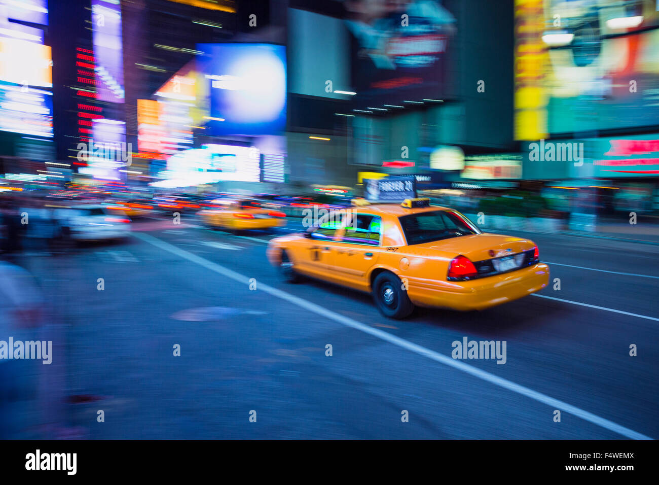 Yellow taxi hi-res stock photography and images - Alamy