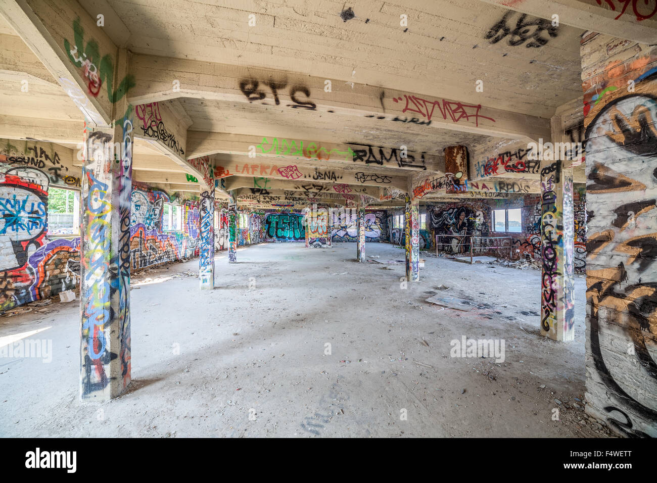 Abandoned hall room hi-res stock photography and images - Alamy