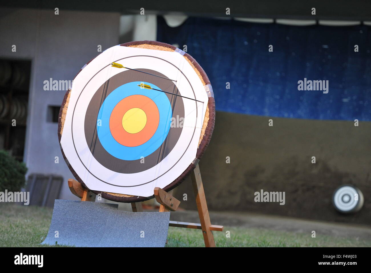 Chris Froome hits this Kyudo (Japanese archery) target twice with the ...