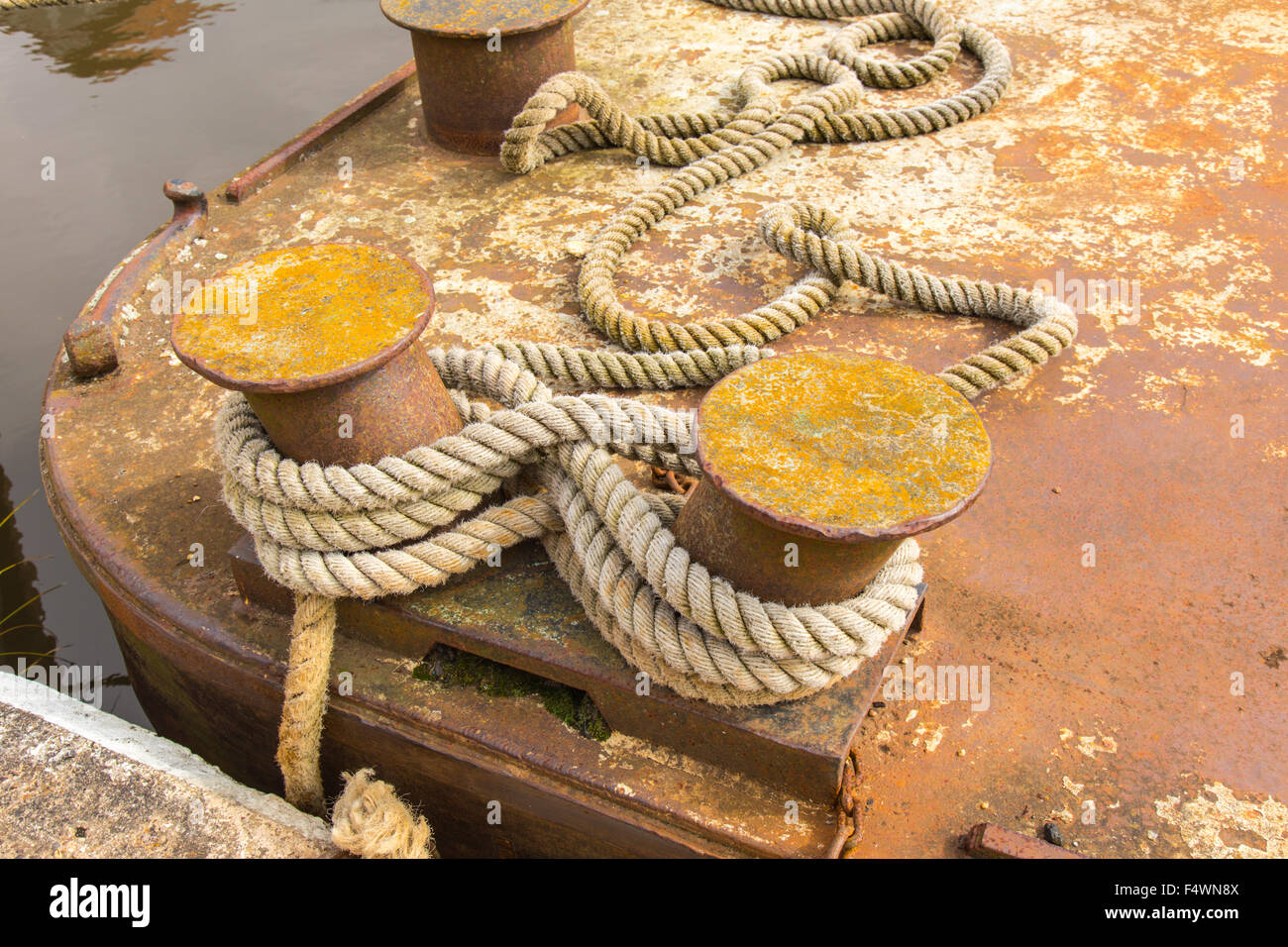 Canal barge bollard and ropes Stock Photo - Alamy