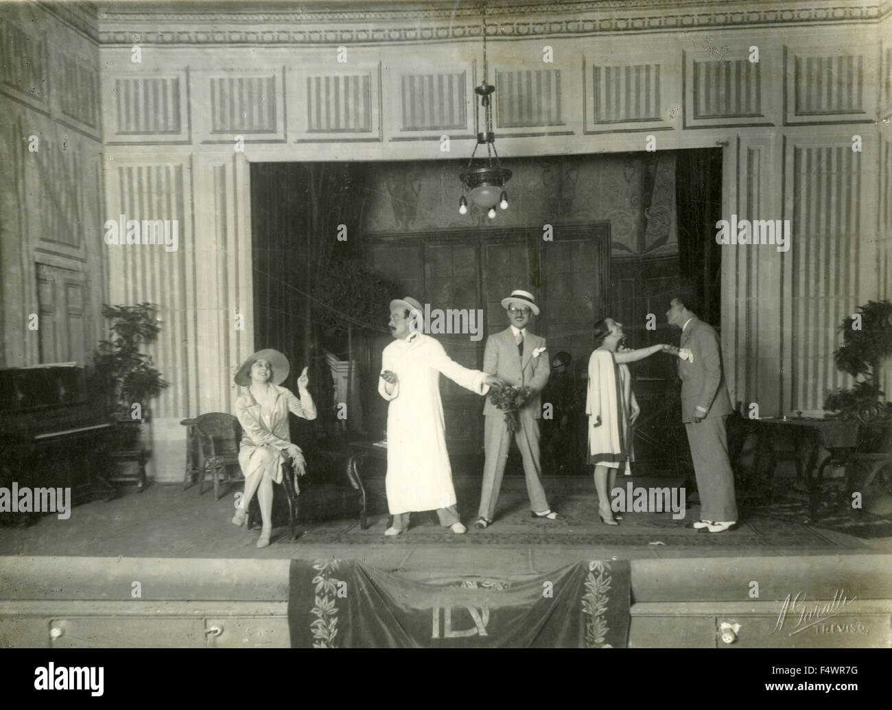 Actresses theater hi-res stock photography and images - Alamy