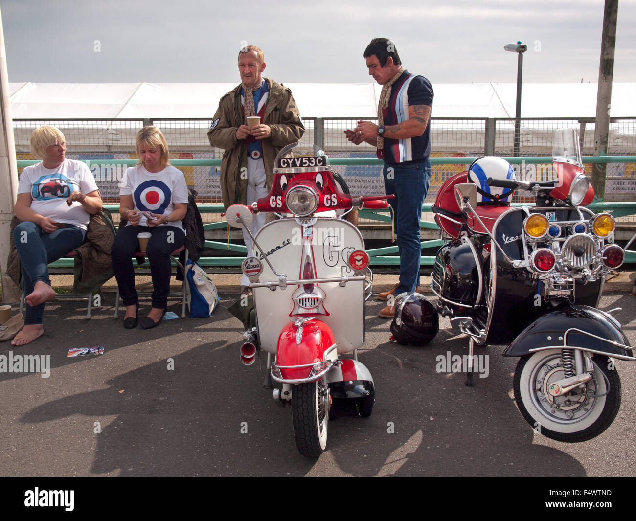 Mods at the seaside hi-res stock photography and images - Alamy
