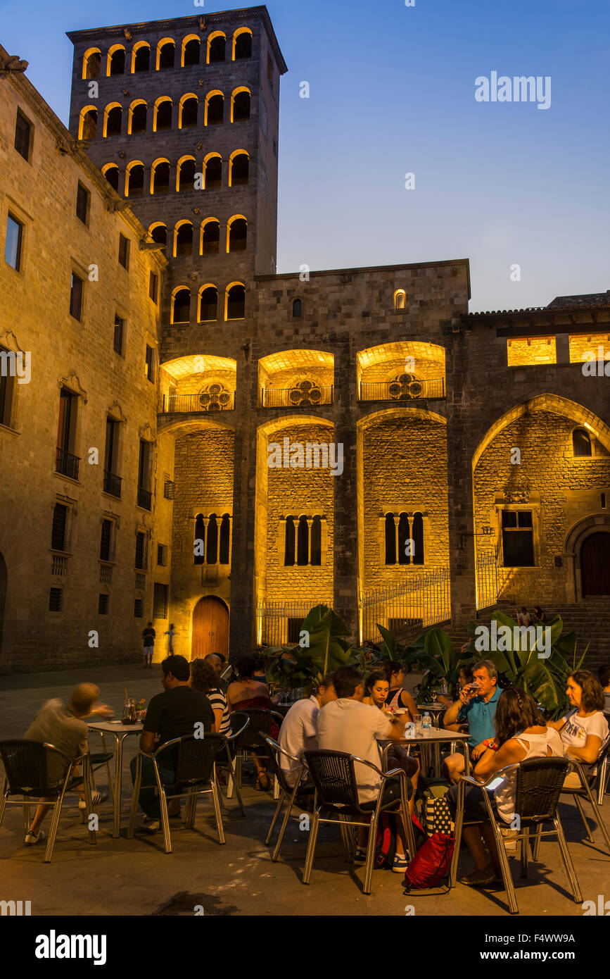 Outdoor cafe in Plaza del Rey or Placa del Rei at dusk, Barrio Gotico ...