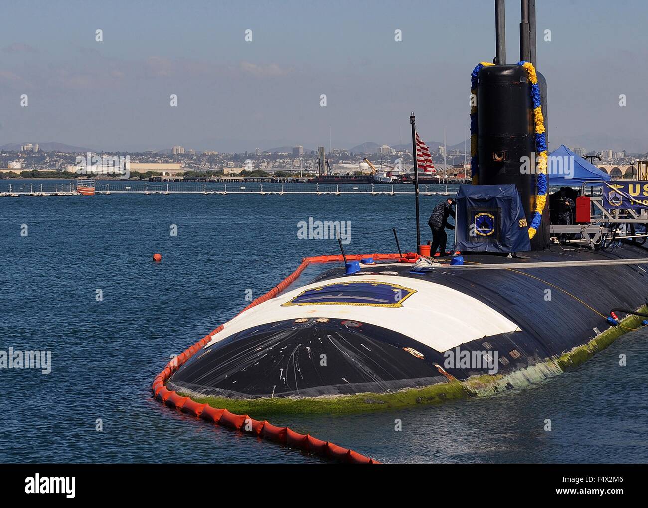 US Navy Los Angeles-class fast-attack submarine USS Hampton pier side ...
