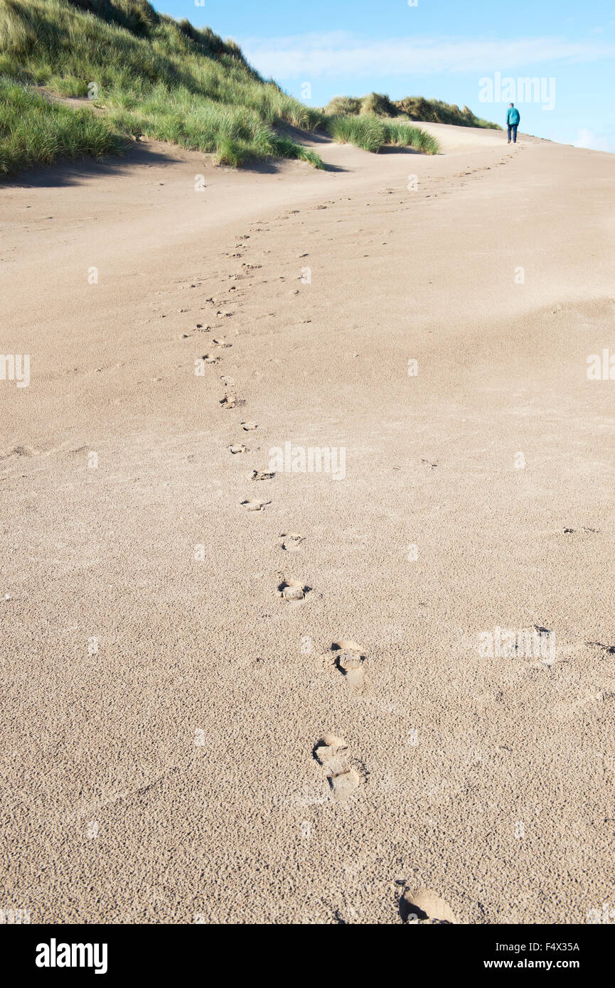 Footprints walking away hi-res stock photography and images - Alamy