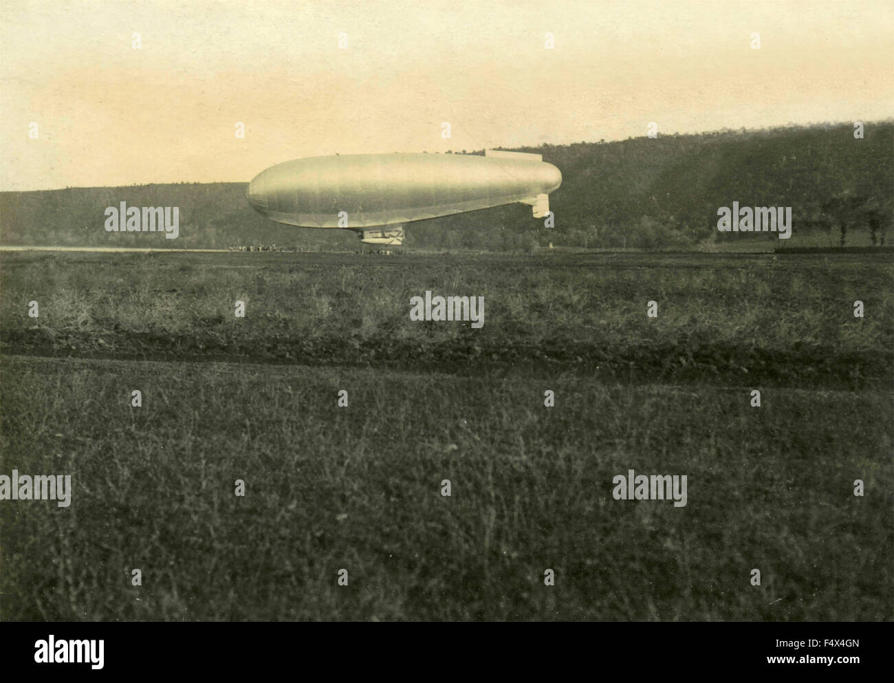 Italian airship hi-res stock photography and images - Alamy