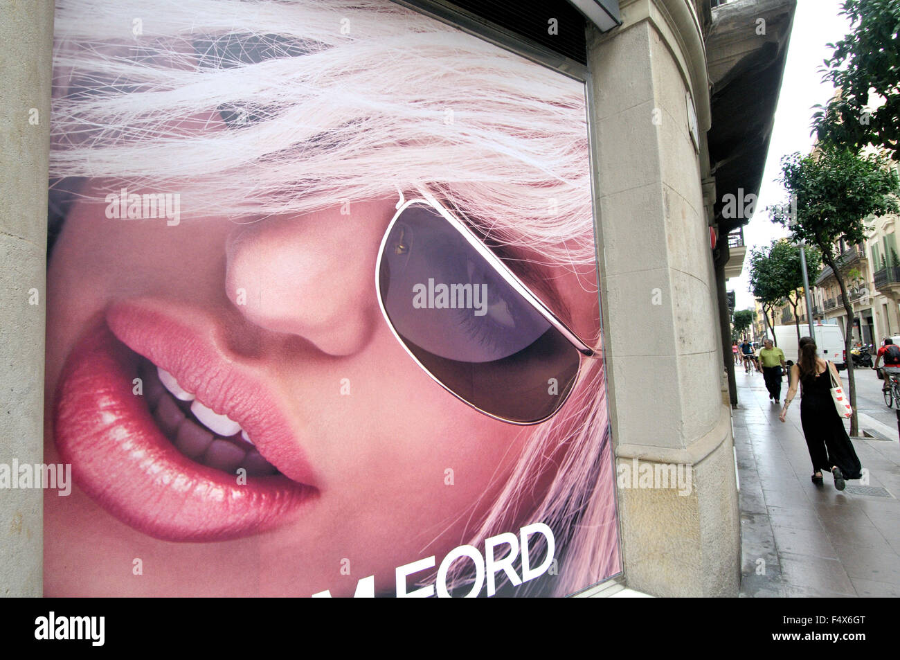 Optical store ad advertising advertisement hi-res stock photography and ...