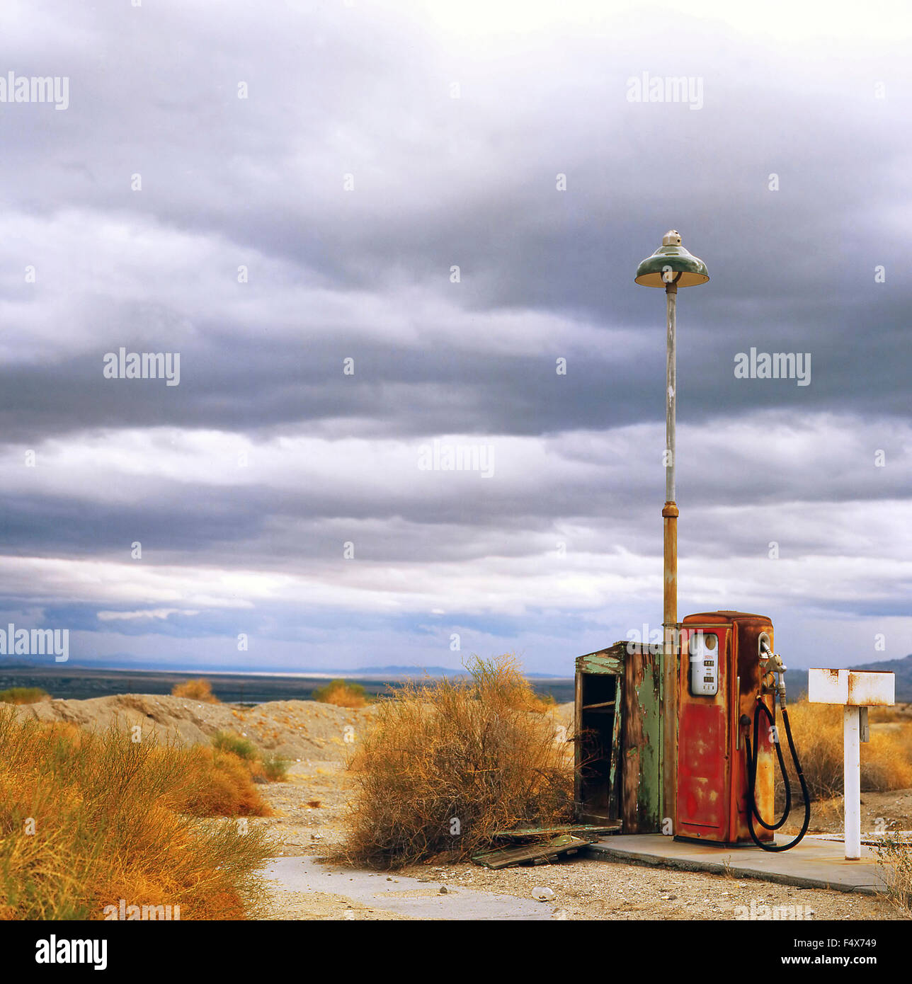 old vintage gas pump at the border of the desert Stock Photo - Alamy