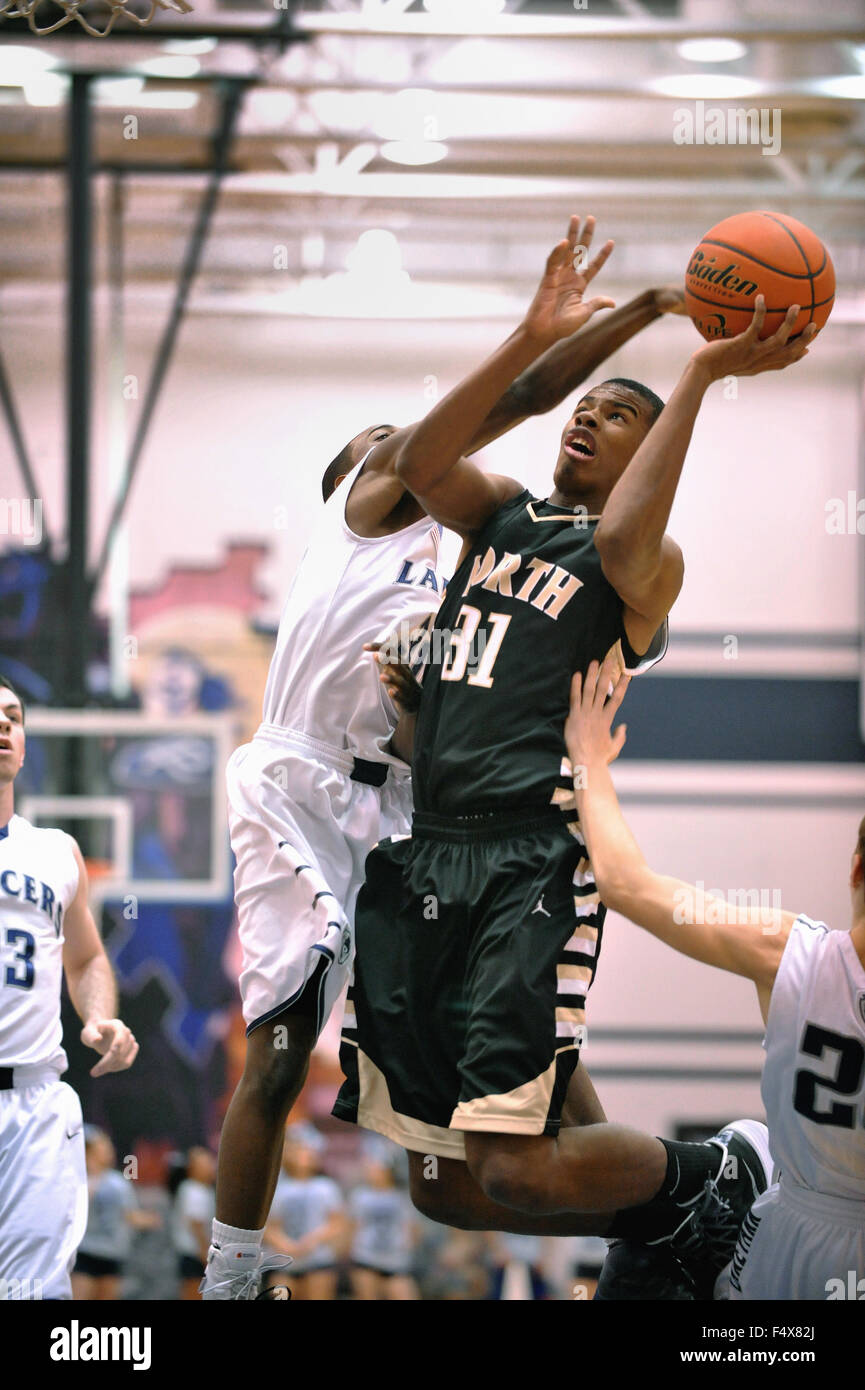 Boys playing basketball winter hi-res stock photography and images - Alamy