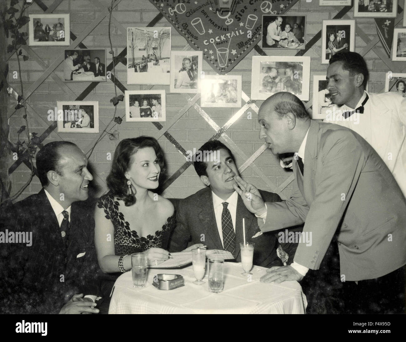 Abbe Lane and other characters of the Roman Jet-set to the table of the ...