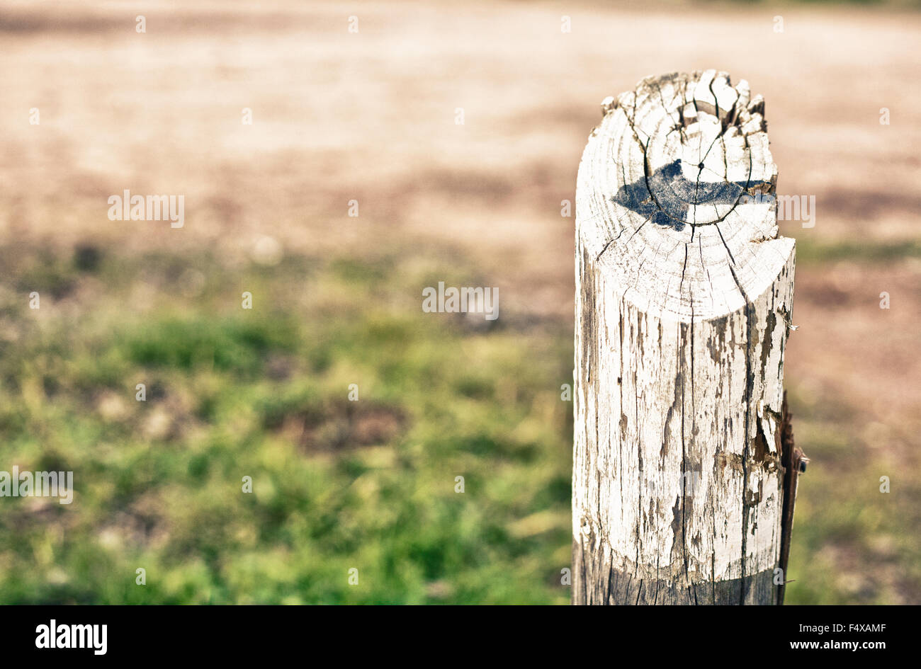 Old rusty wooden pole with a black arrow painted Stock Photo - Alamy