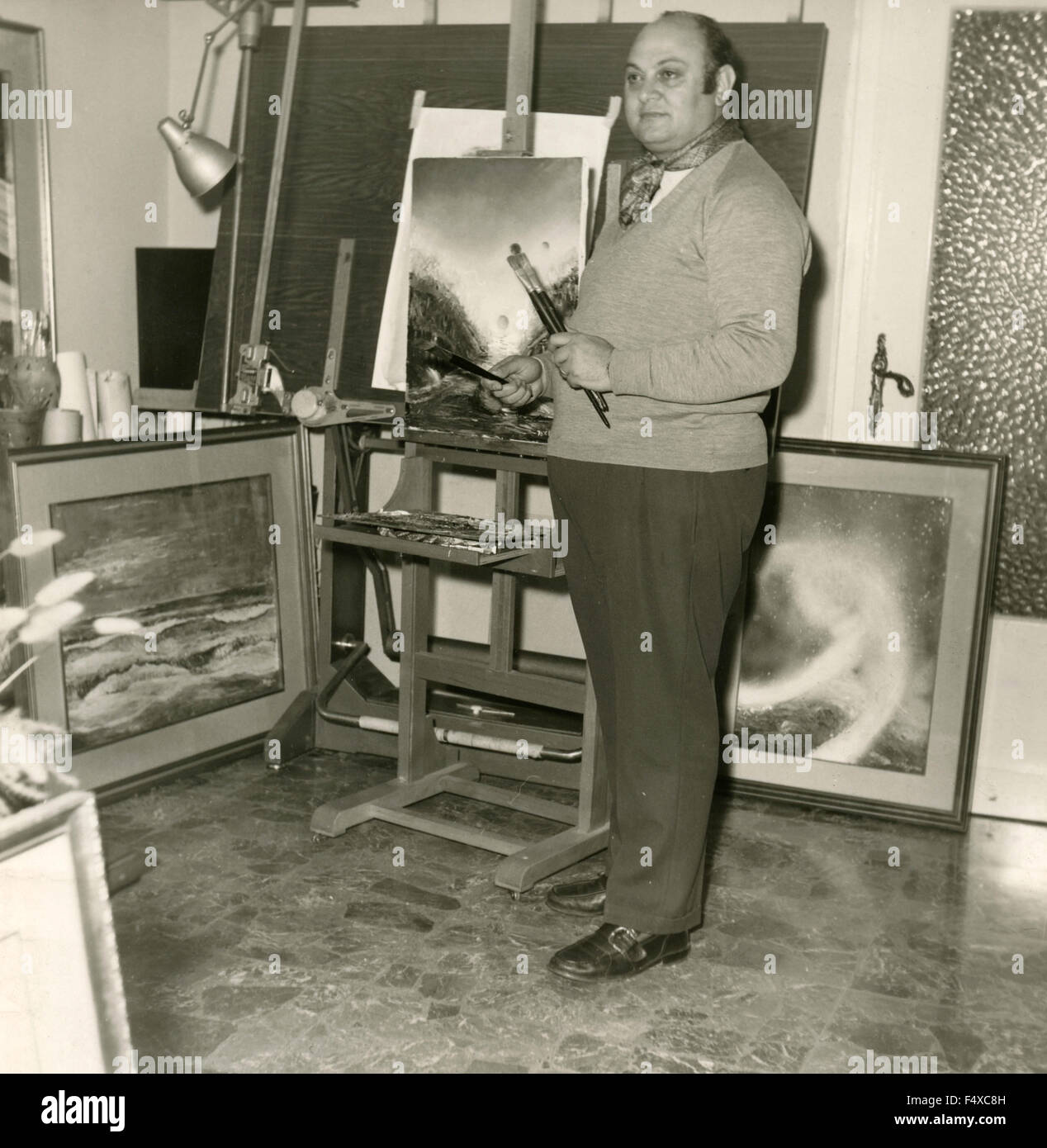 Portrait painter in studio hi-res stock photography and images - Alamy