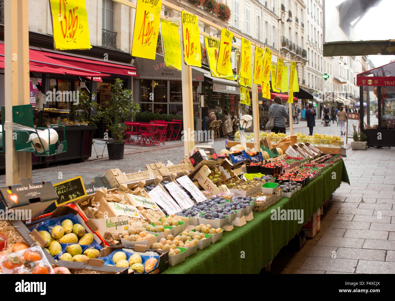 Paris fruit market hi-res stock photography and images - Alamy