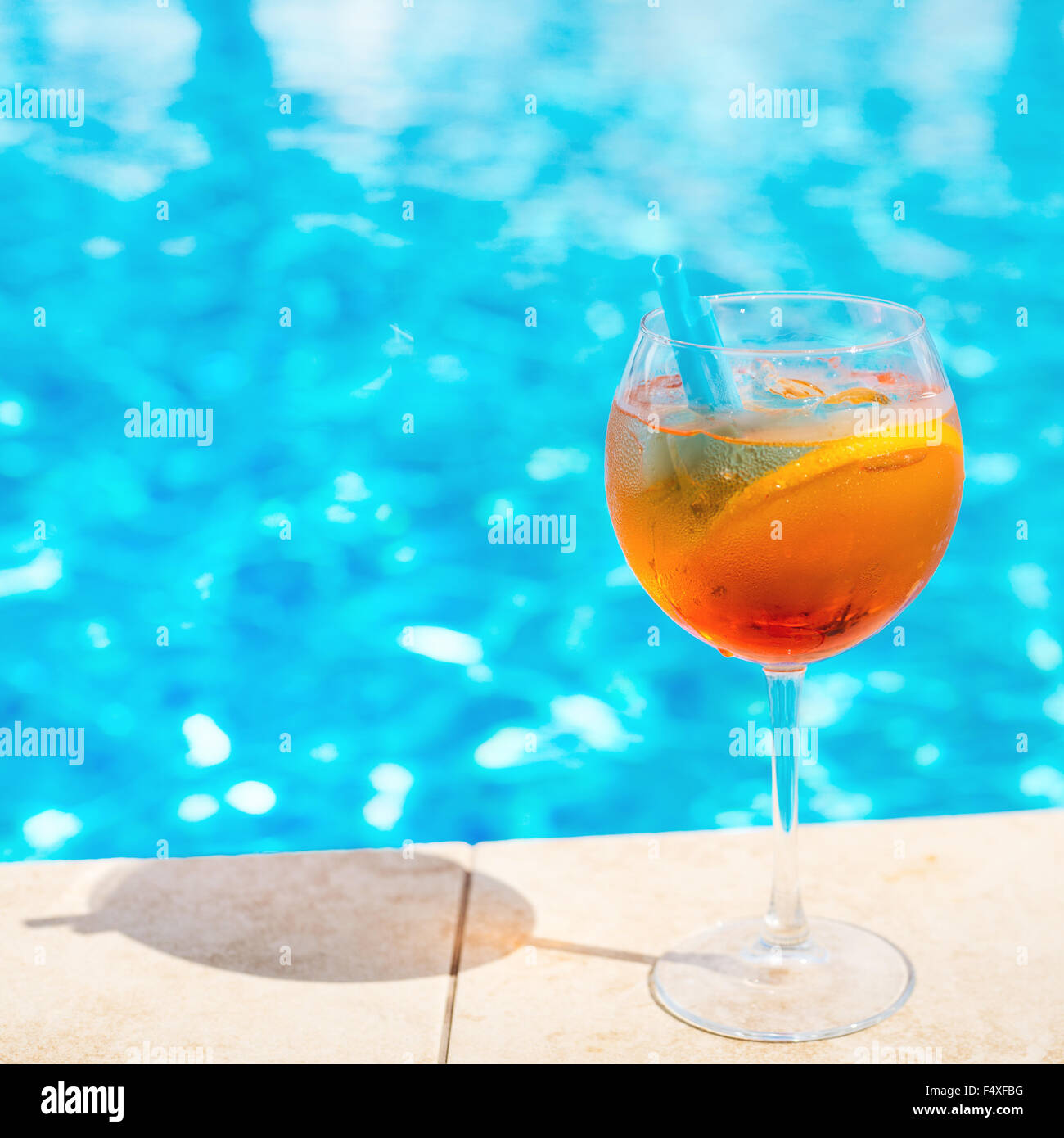 Cocktail at the edge of the swimming pool Stock Photo - Alamy