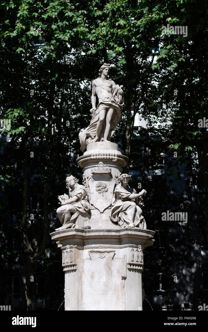 Romanesque harp hi-res stock photography and images - Alamy