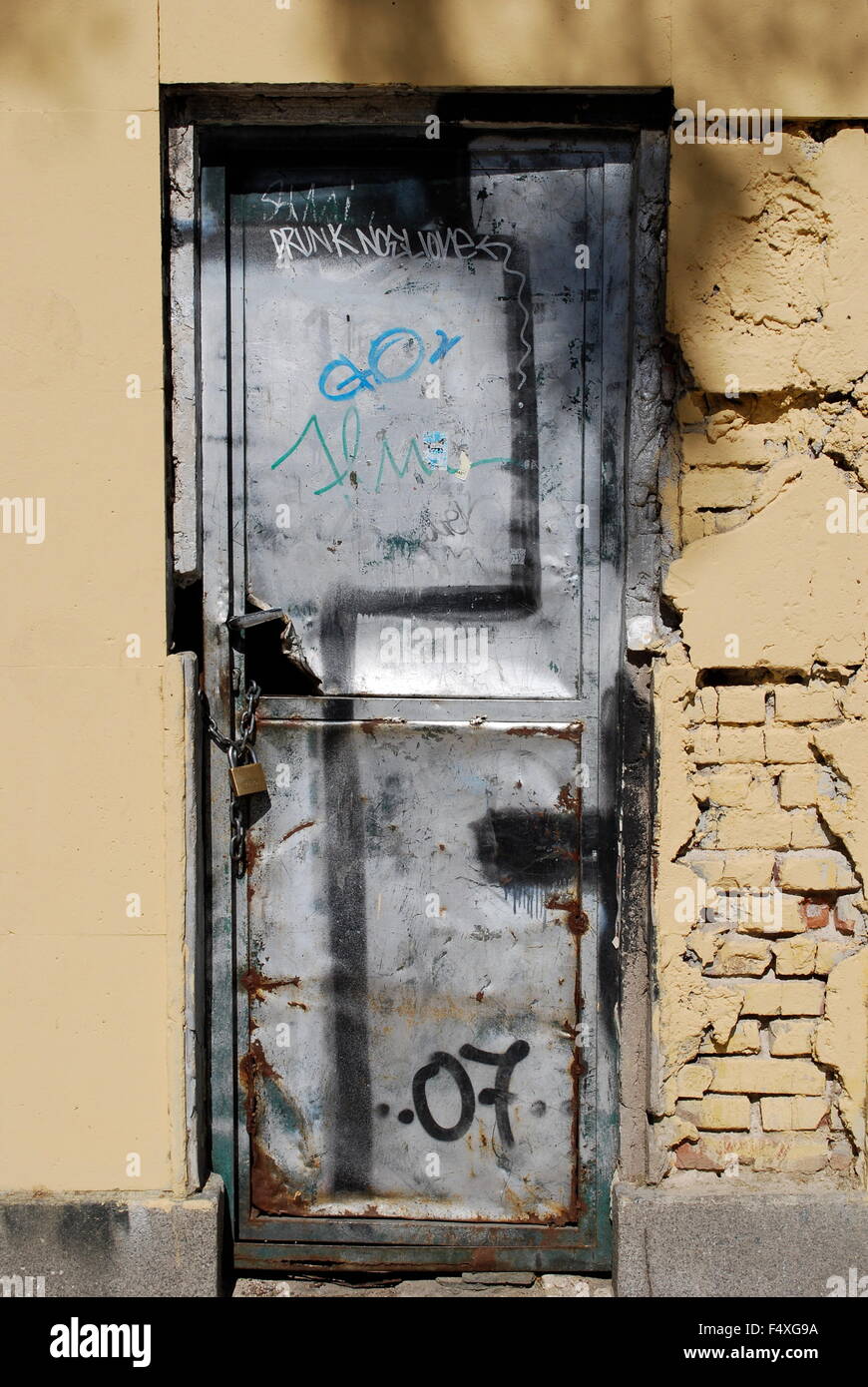 Graffiti metal doors hi-res stock photography and images - Alamy