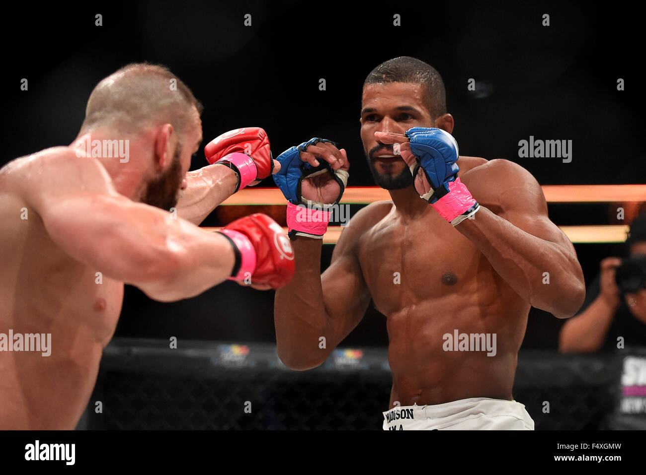 Uncasville, CT, USA. 23rd Oct, 2015. Brandon Halsey (red) and Rafael ...