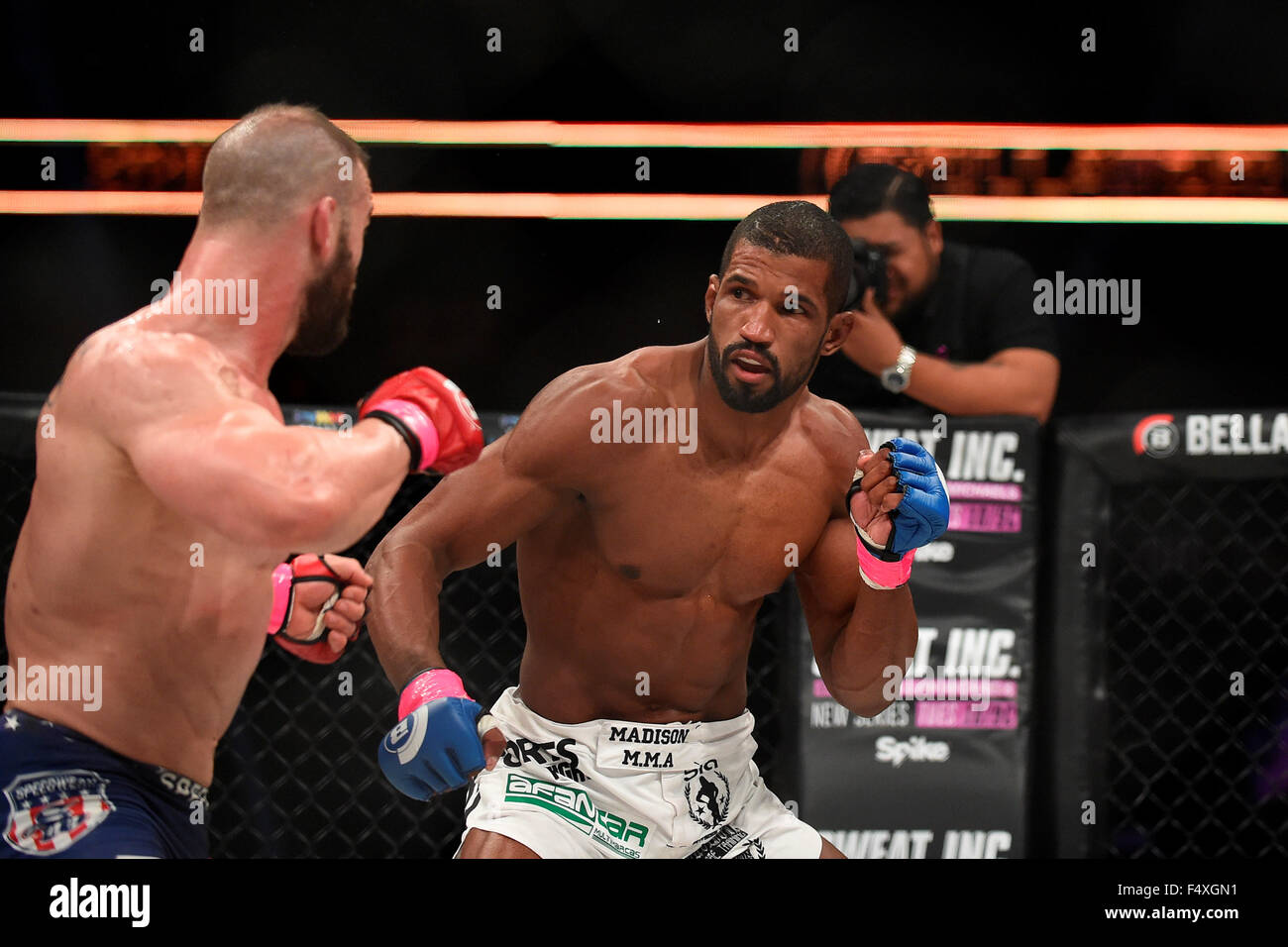 Uncasville, CT, USA. 23rd Oct, 2015. Brandon Halsey (red) and Rafael ...