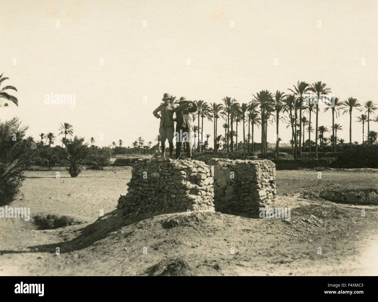 Two explorers in an oasis in the desert Stock Photo - Alamy