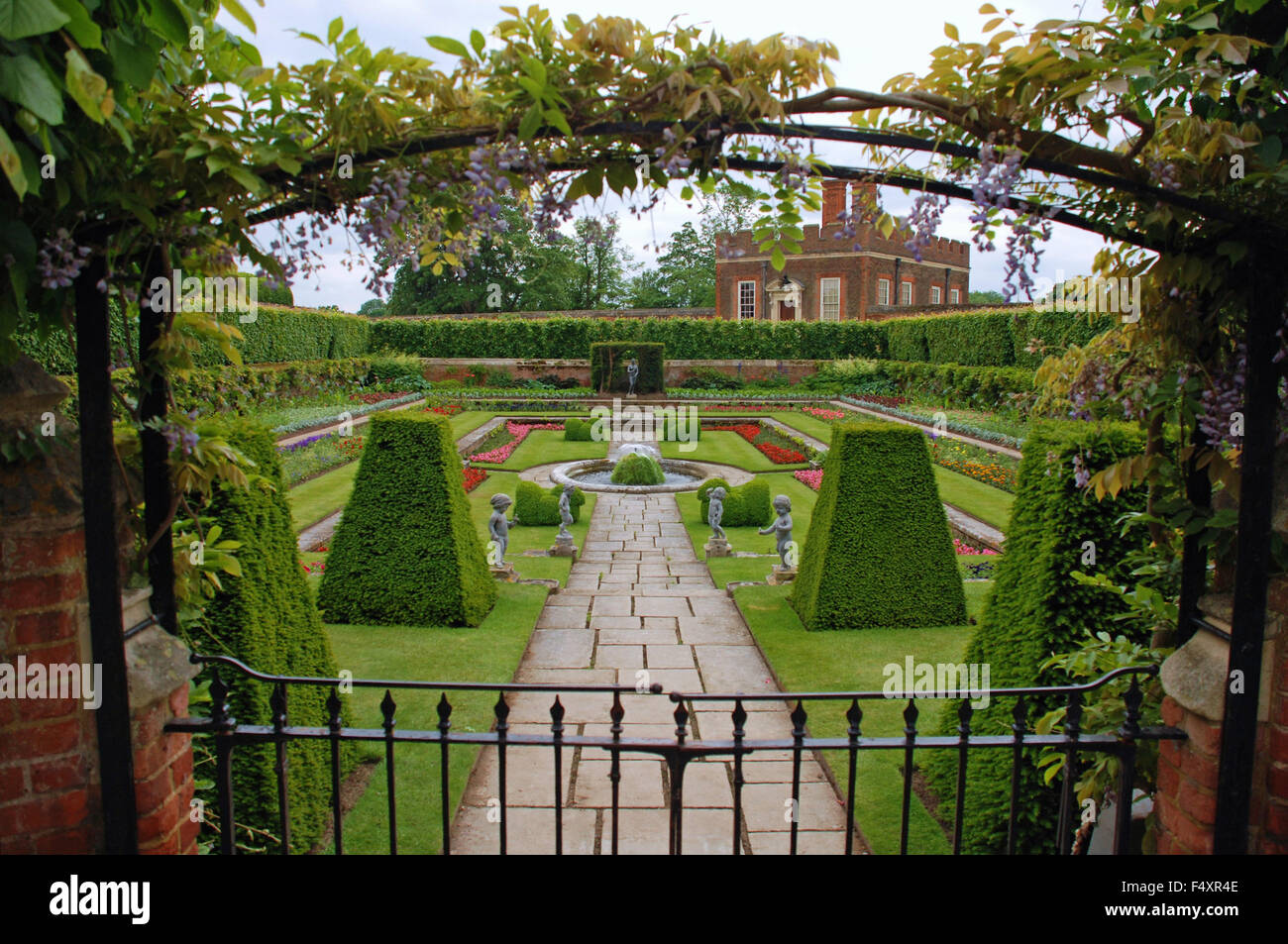 Gate topiary hi-res stock photography and images - Alamy