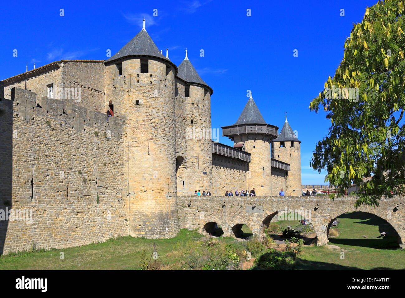 Medieval castle ramparts hi-res stock photography and images - Alamy