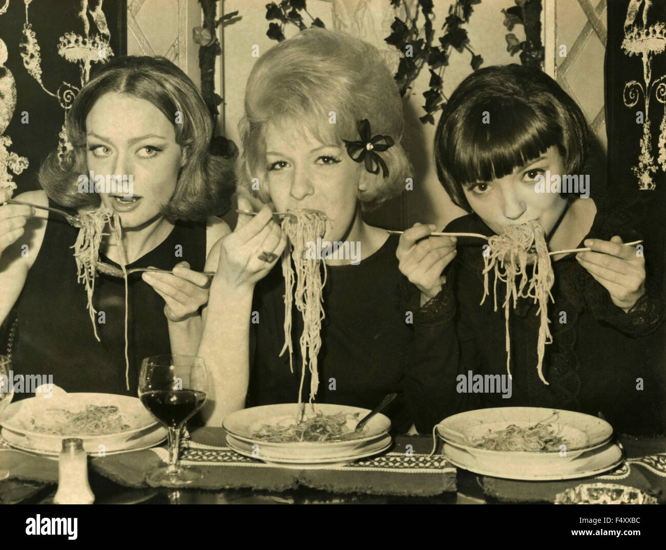 Three Models French eat spaghetti, France Stock Photo - Alamy