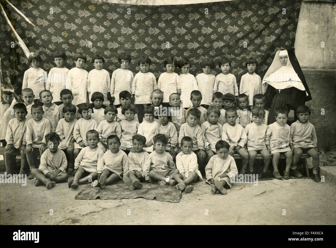 Nun children hi-res stock photography and images - Alamy