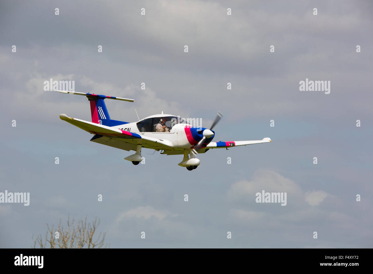 Pierre Robin R3000 G-CCCN on final approach to land at Breighton ...