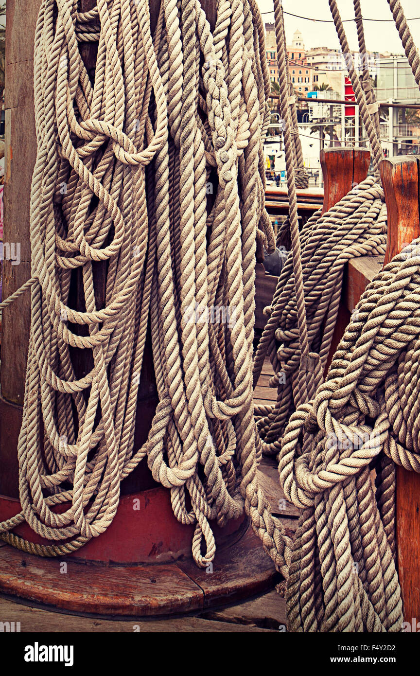 Ship ropes hi-res stock photography and images - Alamy