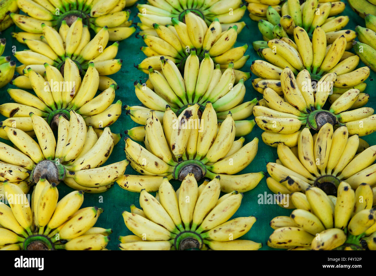 Banana cluster hi-res stock photography and images - Alamy