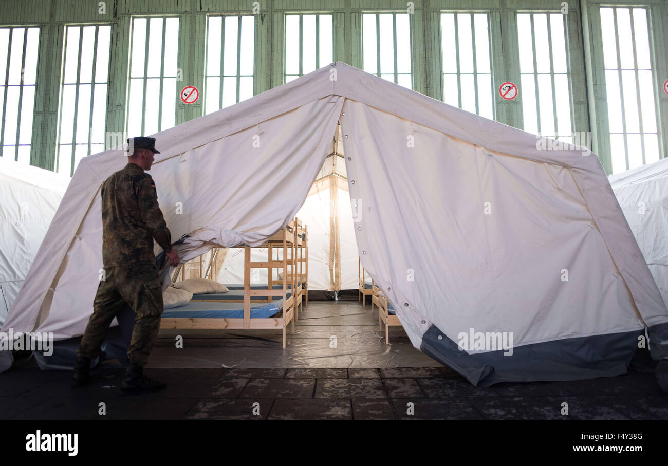 Berlin, Germany. 24th Oct, 2015. German Bundeswehr soldiers help build ...