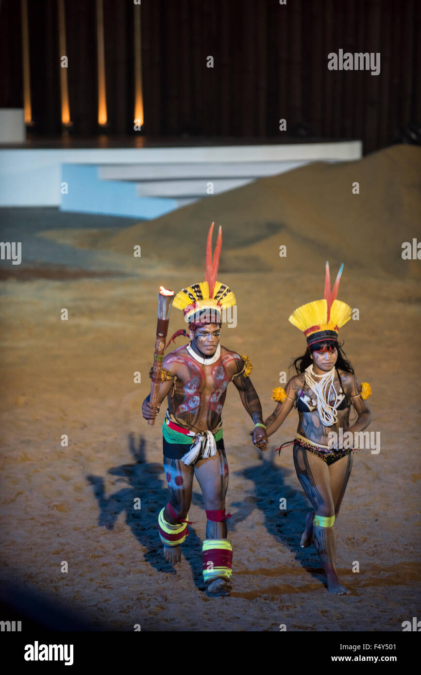 Palmas, Brazil. 23rd Oct, 2015. A Kuikuro Man and woman carry the ...