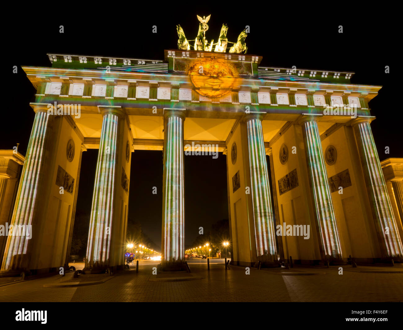 Brandenburger Tor während Festival of Lights in Berlin Stock Photo - Alamy