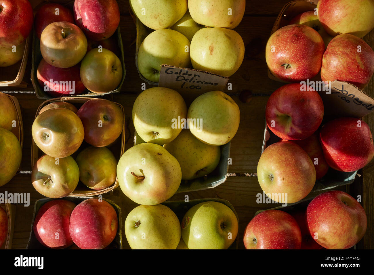 Apples at a Lancaster County Pennsylvania farm stand Stock Photo - Alamy