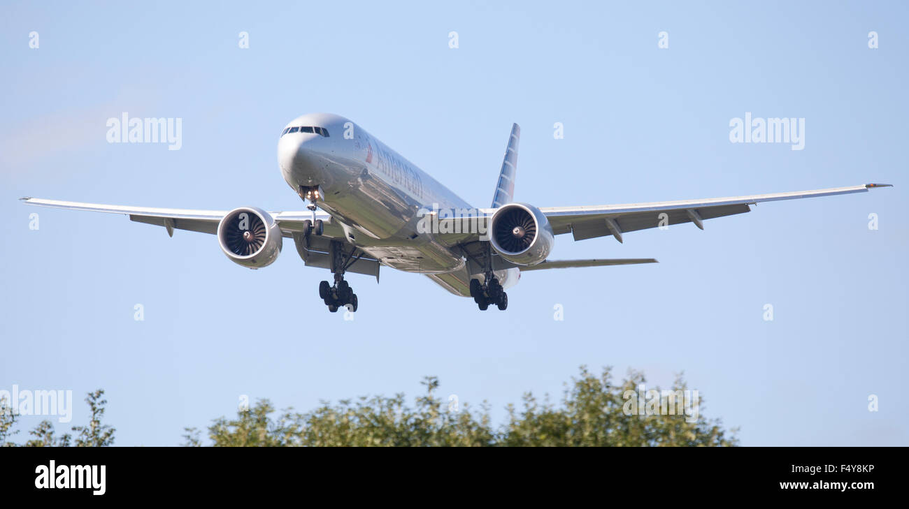 American Airlines Boeing 777 N717AN coming into land at London Heathrow ...