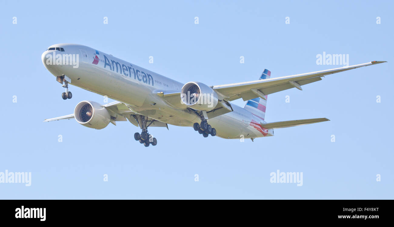 American Airlines Boeing 777 N724AN coming into land at London Heathrow ...