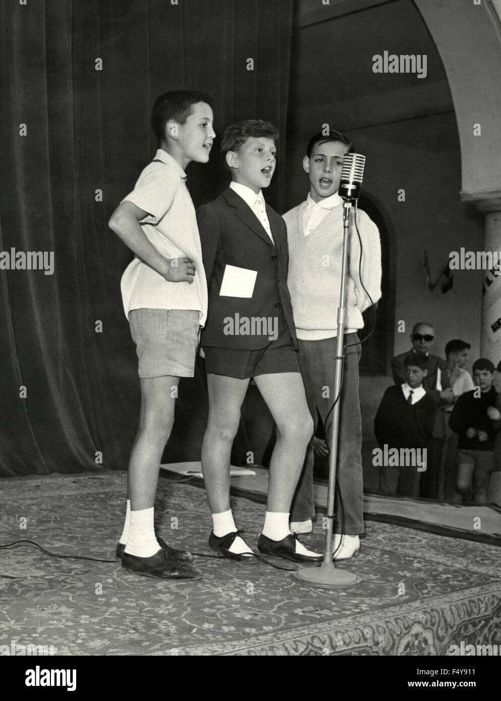 1950s singing microphone hi-res stock photography and images - Alamy