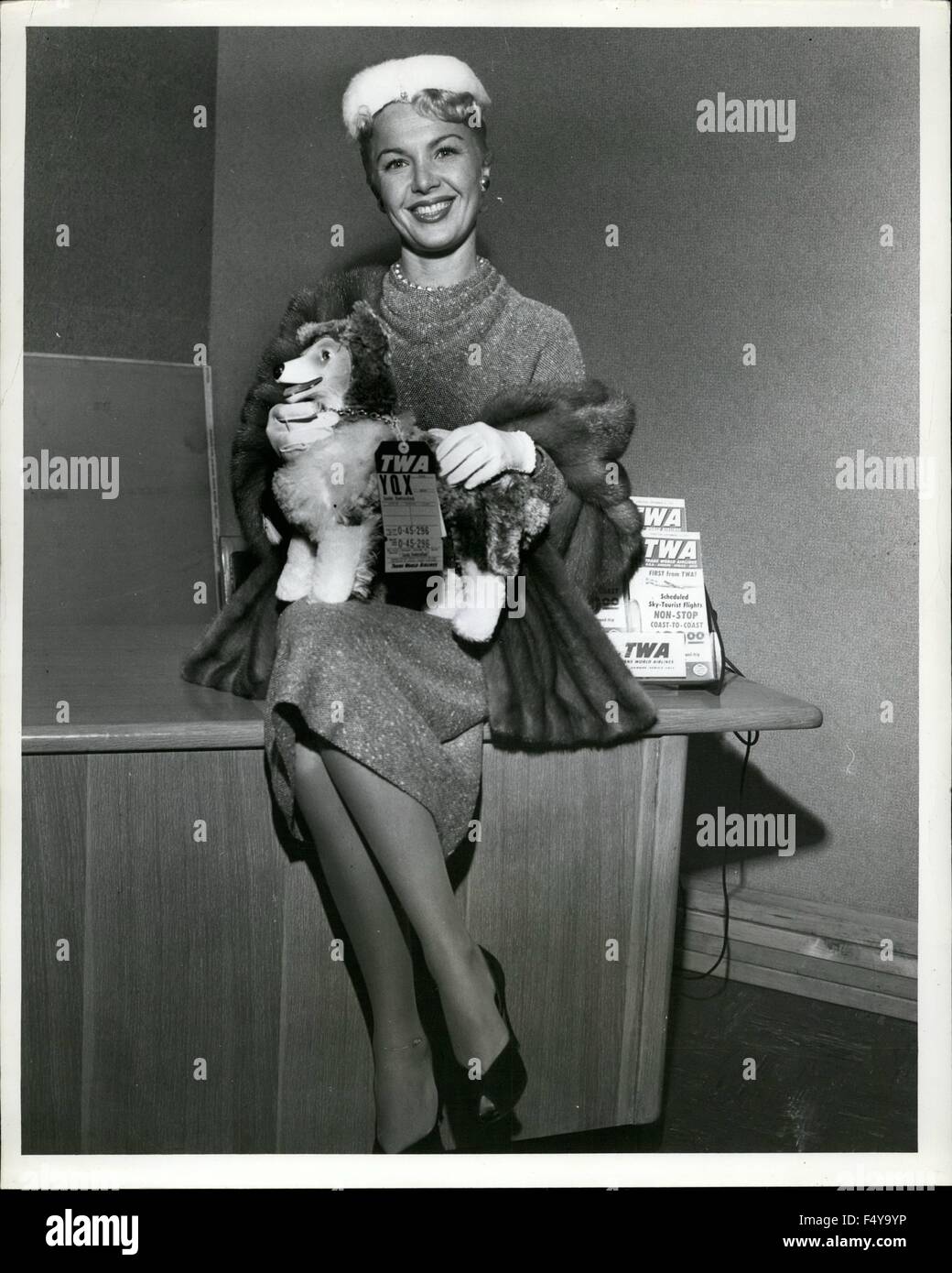 1960 - Idlewild Airport, N.Y. - Pert pooch lovers Mrs.Harry Rothschild ...
