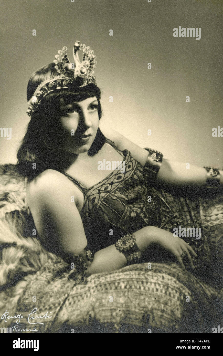 Woman comedian hi-res stock photography and images - Alamy