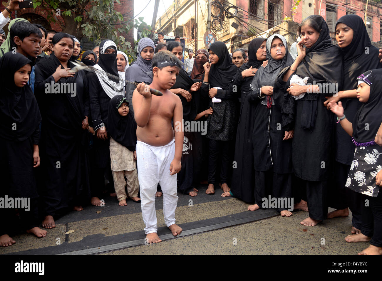 Indian shia muslims mourn during hi-res stock photography and images ...