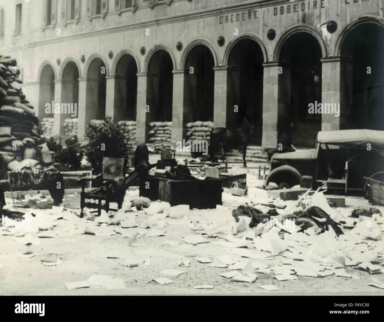 Scene from the Italian film "Tutti a casa" (Everybody Go Home) by Luigi ...
