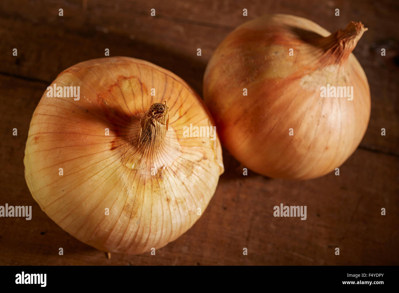 Whole raw yellow onions Stock Photo - Alamy